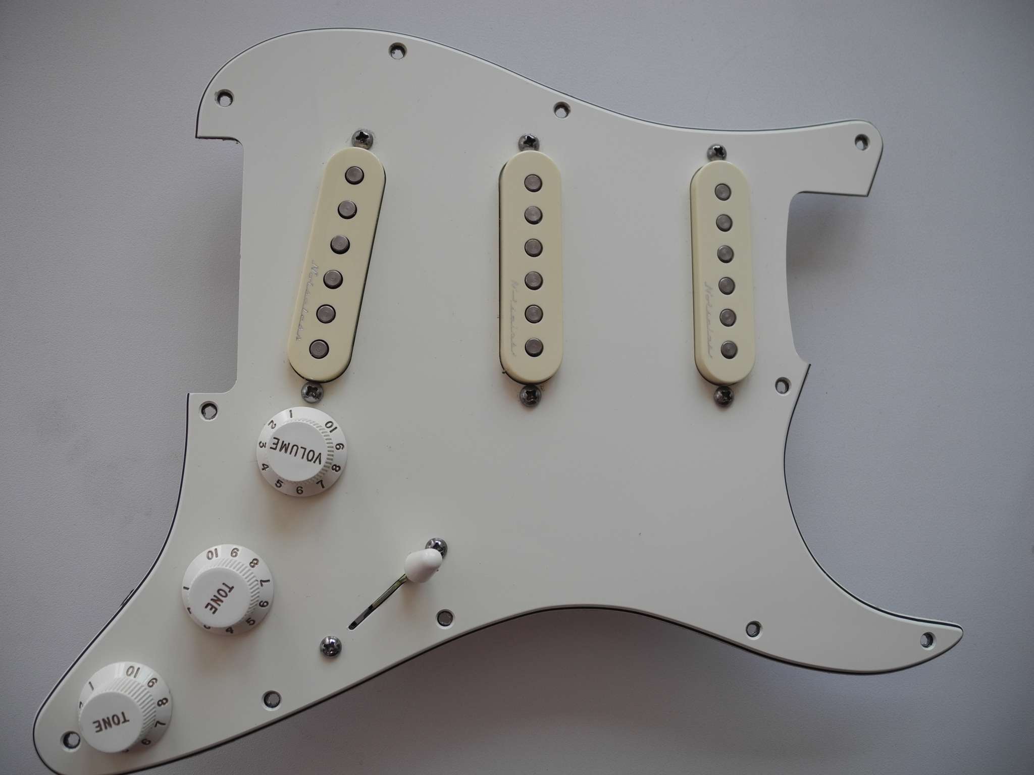 Продано. Пикгард с Fender Hot "Noiseless" Strat® Pickups Jeff Beck set ...